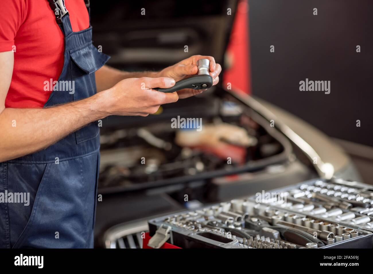 Auto mechanic hands with detail over open drawer Stock Photo - Alamy