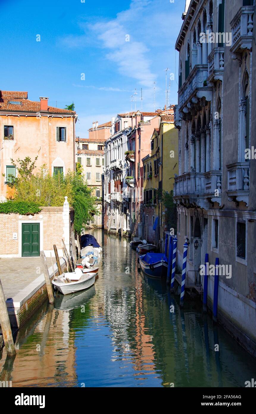 Canal and facades hi-res stock photography and images - Alamy