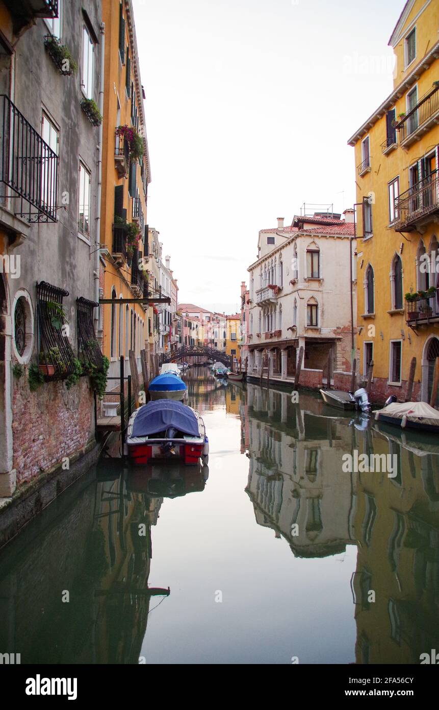 Canal and facades hi-res stock photography and images - Alamy