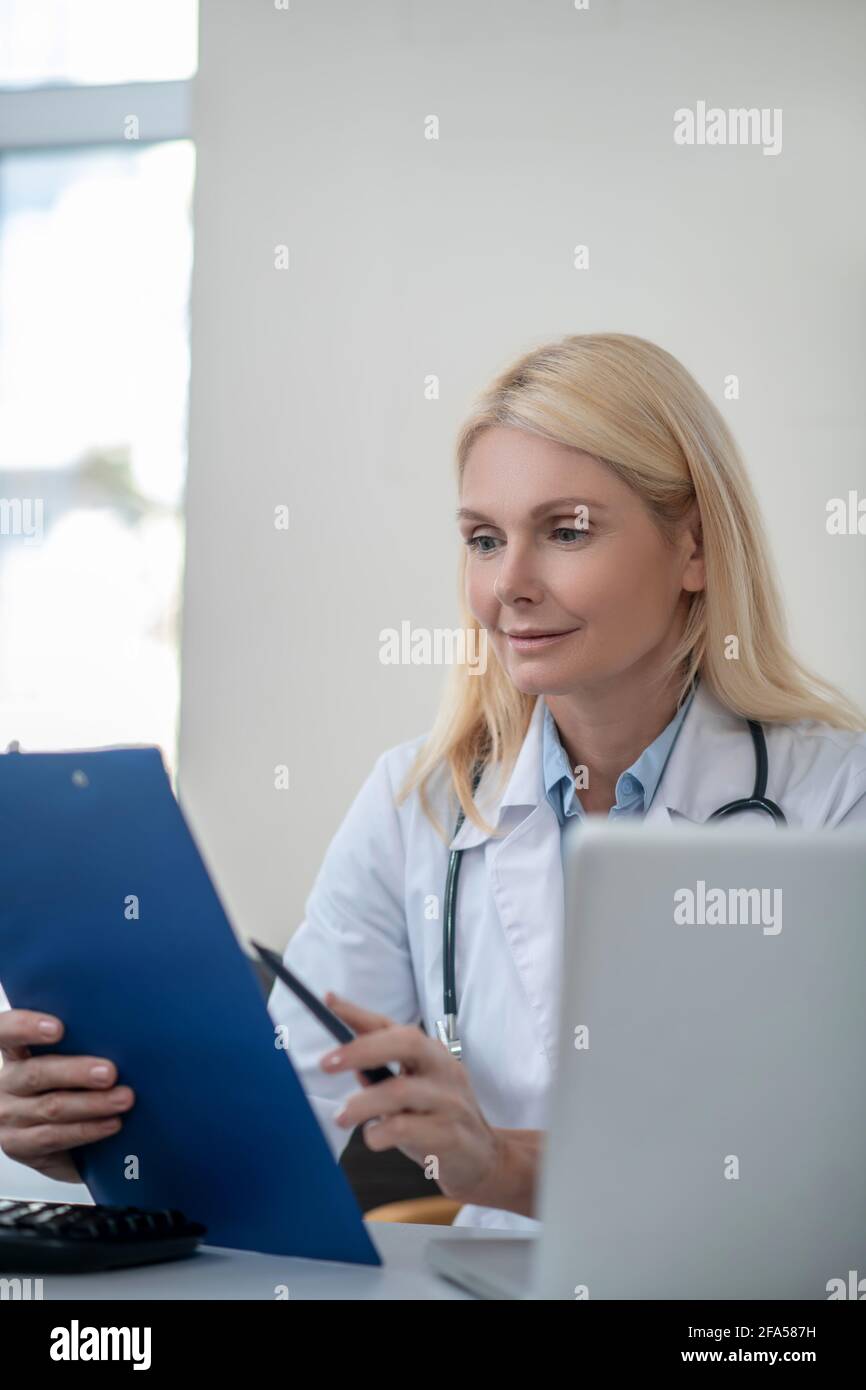 Doctor reading document hi-res stock photography and images - Alamy
