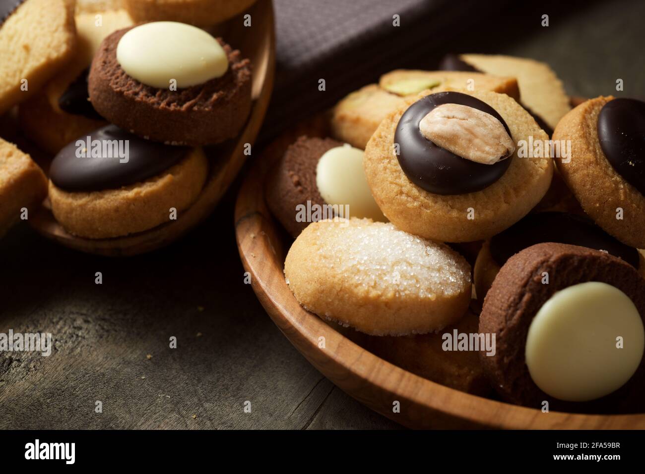 Cookies in a wood plate Stock Photo - Alamy