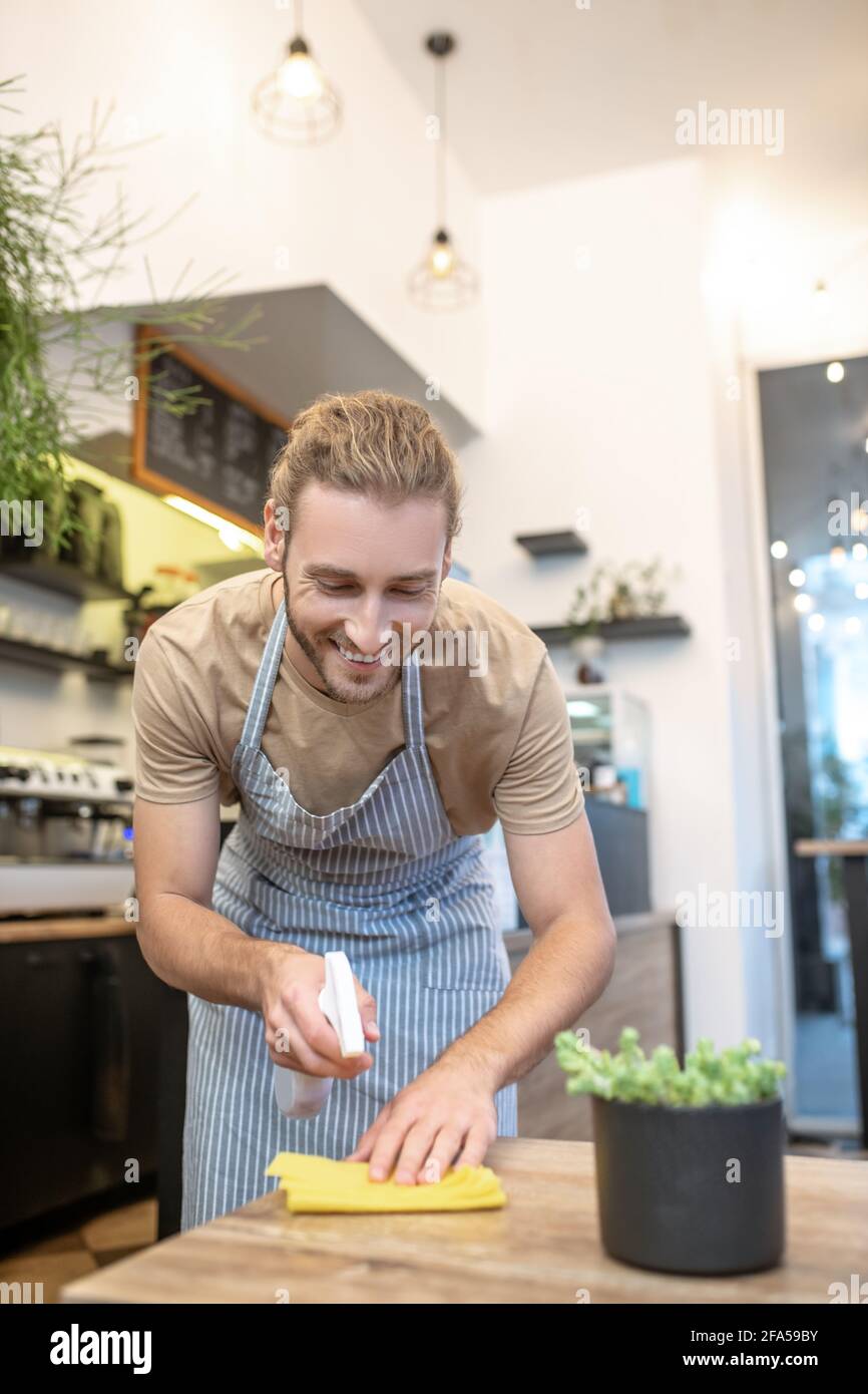 Wiping table hi-res stock photography and images - Alamy