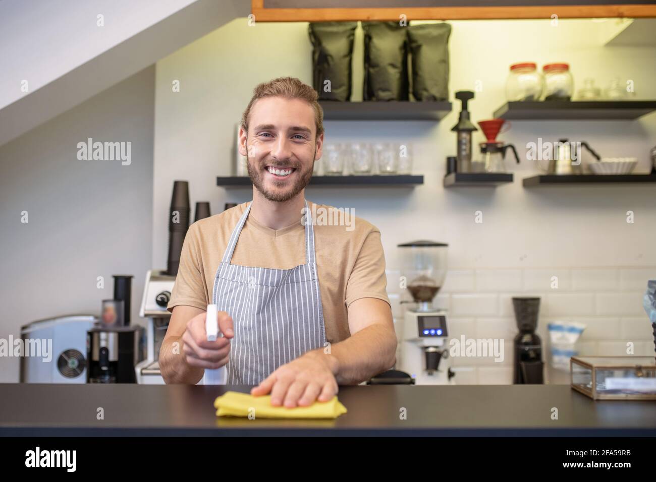 Wiping counter hi-res stock photography and images - Alamy