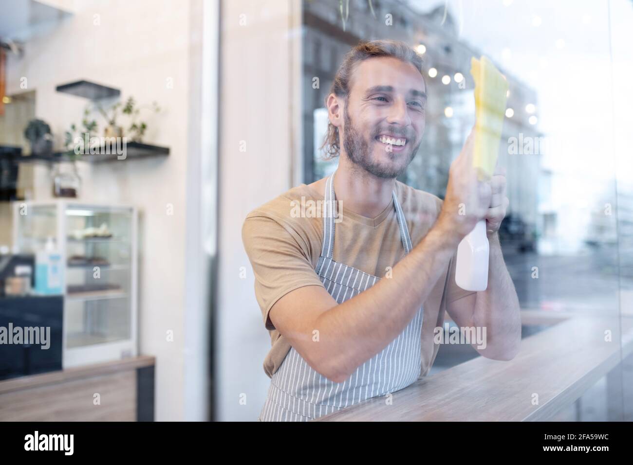 Wiping windows hi-res stock photography and images - Alamy