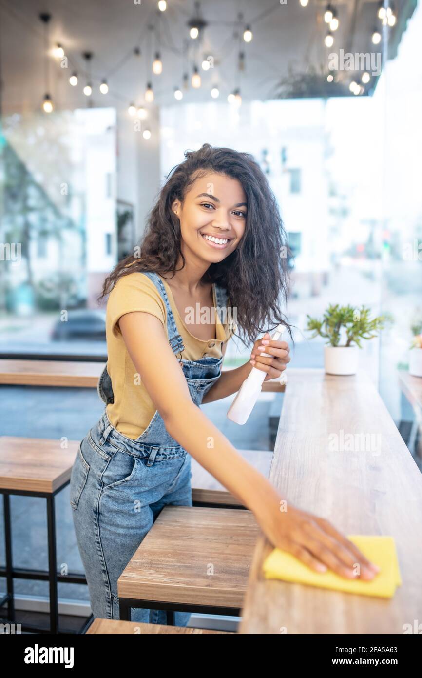 Wiping table hi-res stock photography and images - Alamy
