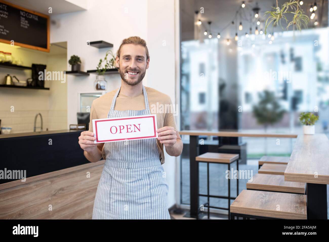 Man holding up sign says hi-res stock photography and images - Alamy