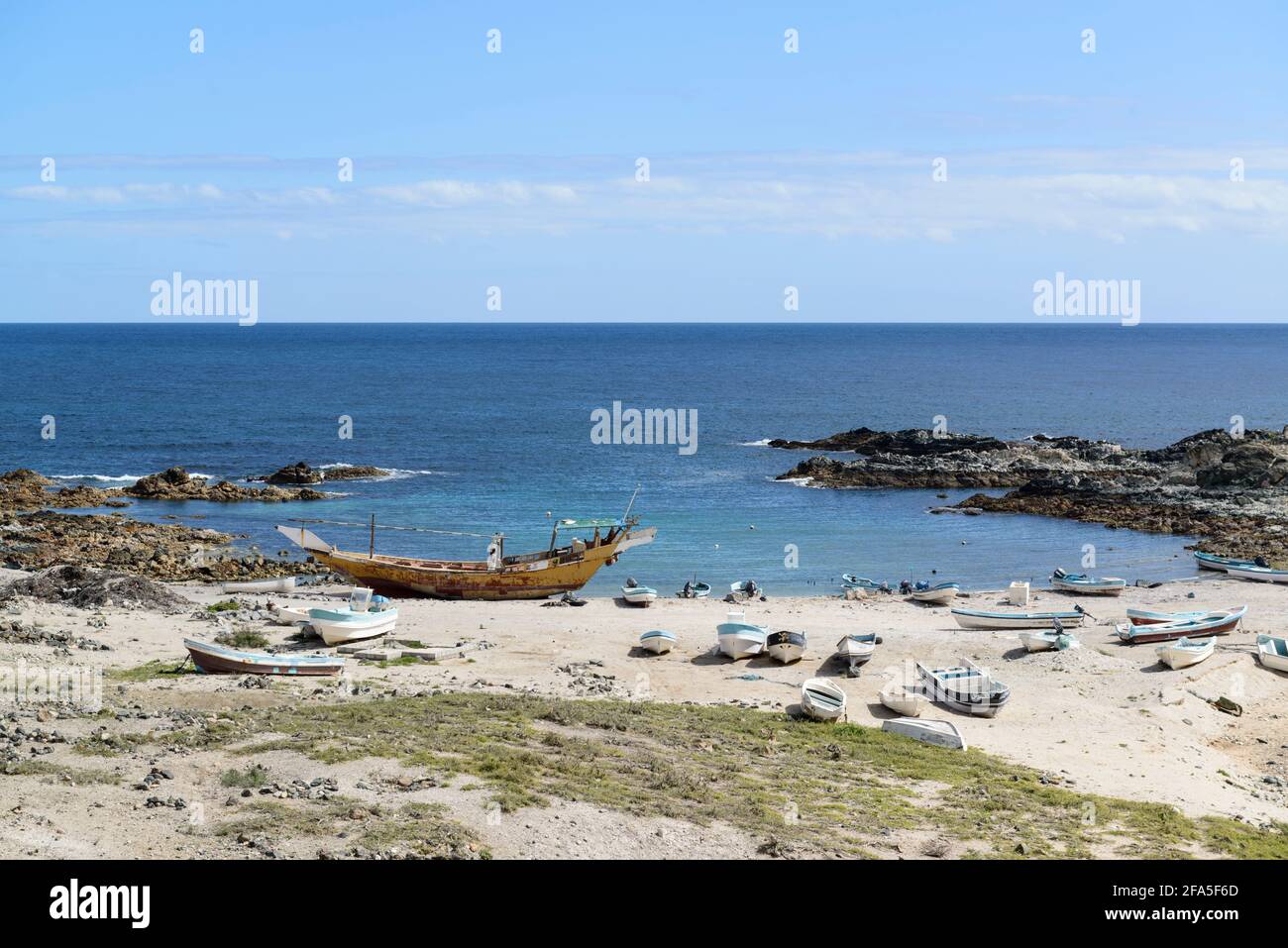Dhow fishing boats hi-res stock photography and images - Alamy