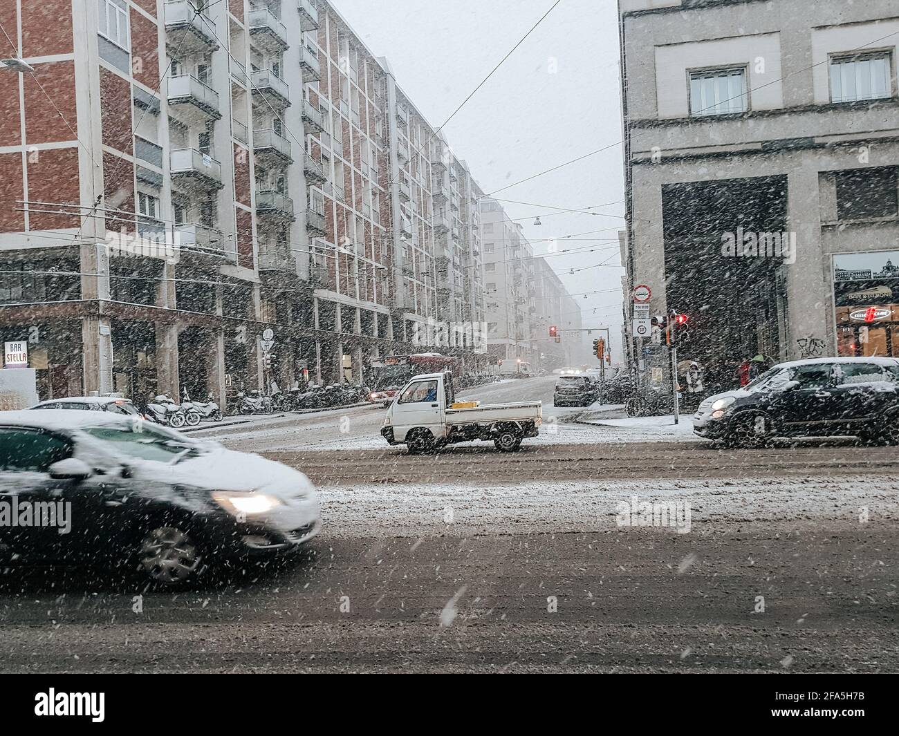 Cars driving different directions hi-res stock photography and images ...