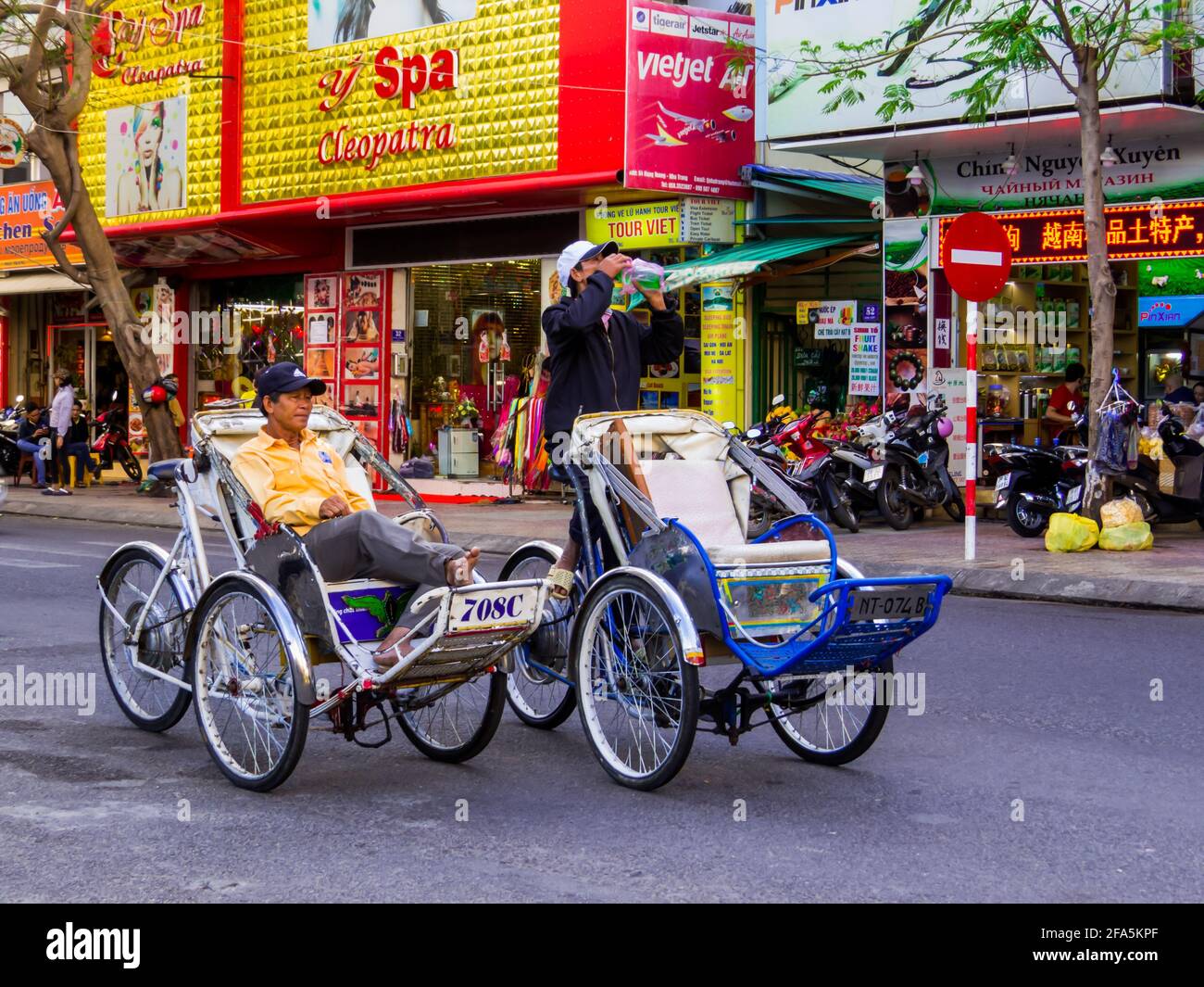 Travel rickshaw driver hi-res stock photography and images - Alamy