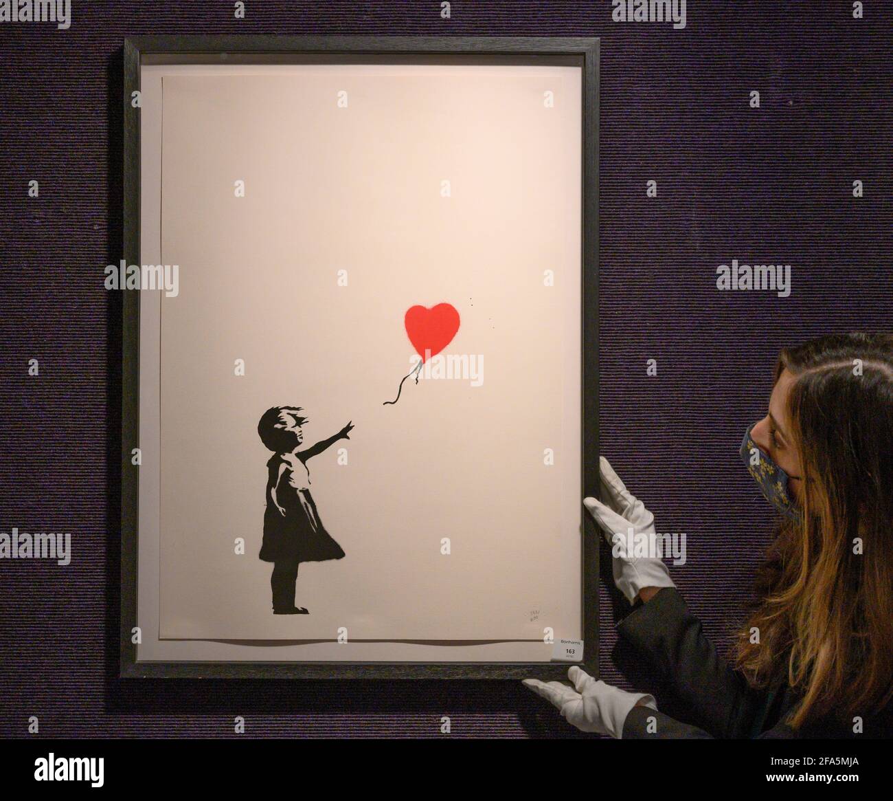 Banksy girl with red balloon hi-res stock photography and images - Alamy