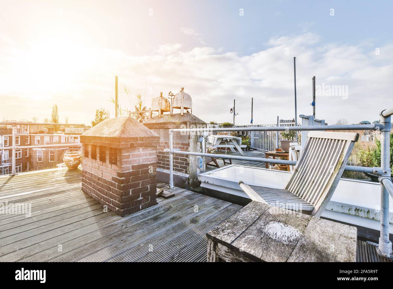 Empty roof hi-res stock photography and images - Alamy