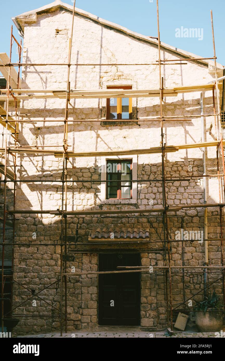 Brick building surrounded scaffolding hi-res stock photography and ...