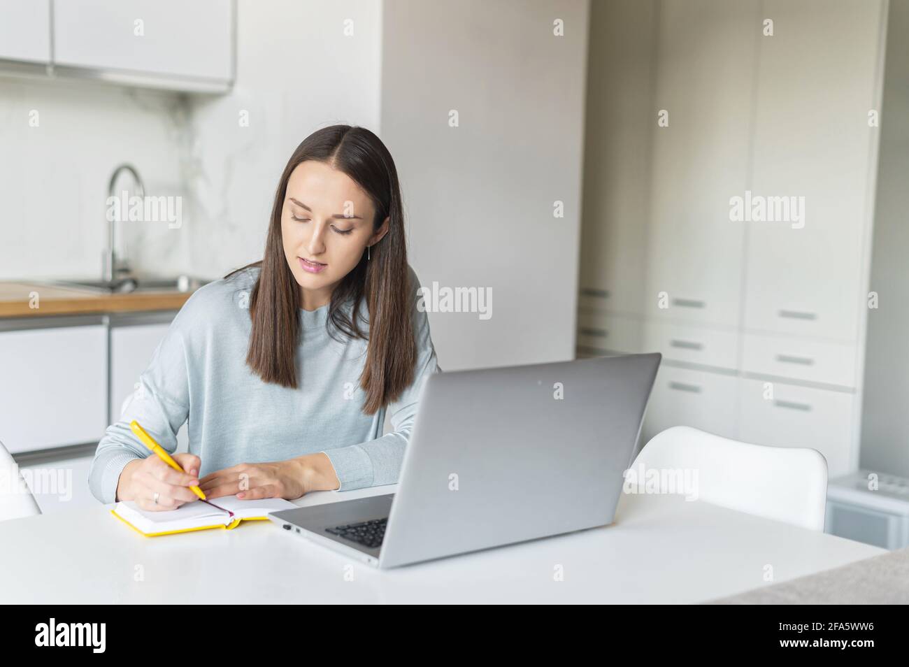 Woman writes notepad study online hi-res stock photography and images ...