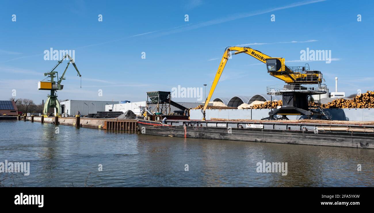 Tower Crane At The Port At The Datteln-Hamm-Canal, Lünen, Ruhr Area ...