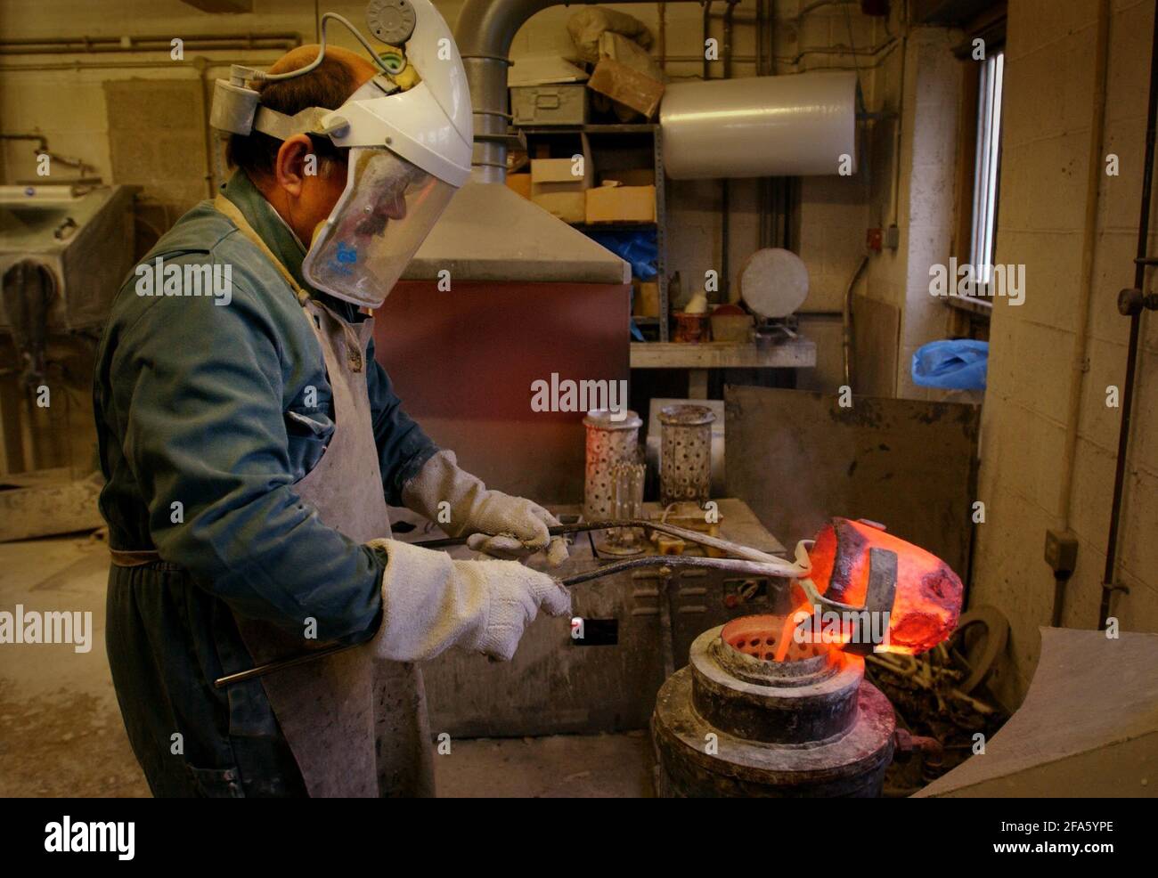 LOCAL CRAFTSMAN,RICHARD HENSHAW IN HIS FOUNDRY IN THE OXFORDSHIRE ...