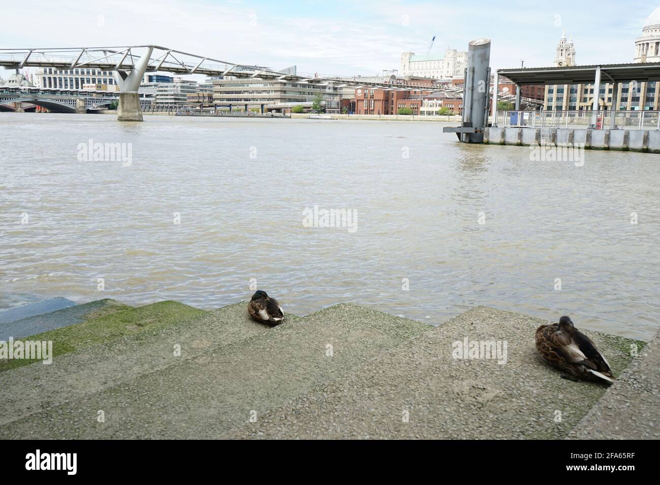 Overlooking the river thames and tower bridge hi-res stock photography ...