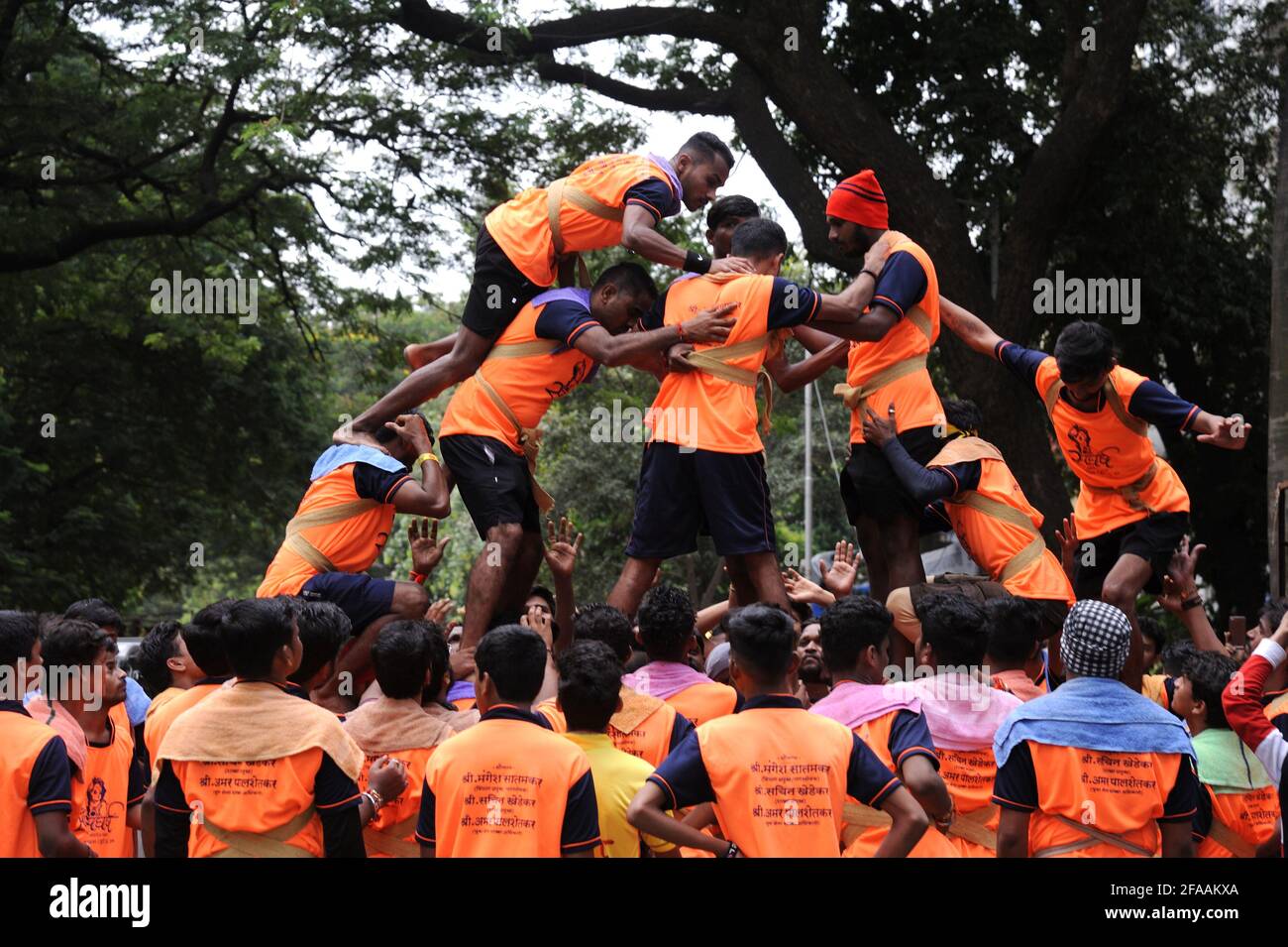 2019 Human Pyramid trying to break dahi handi on Janmashtami ...