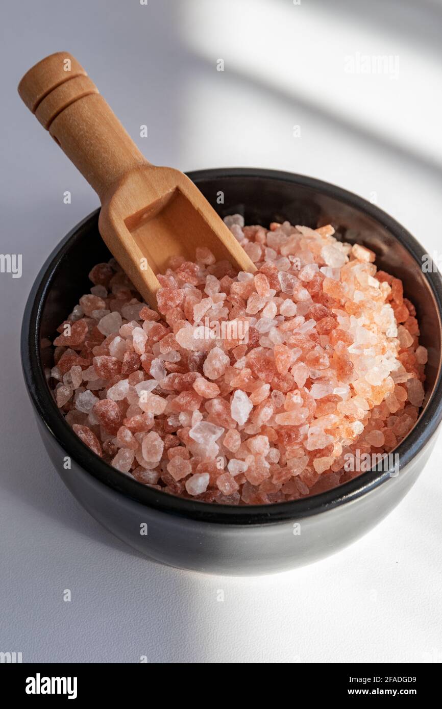 Natural himalayan salt in a black bowl Stock Photo - Alamy