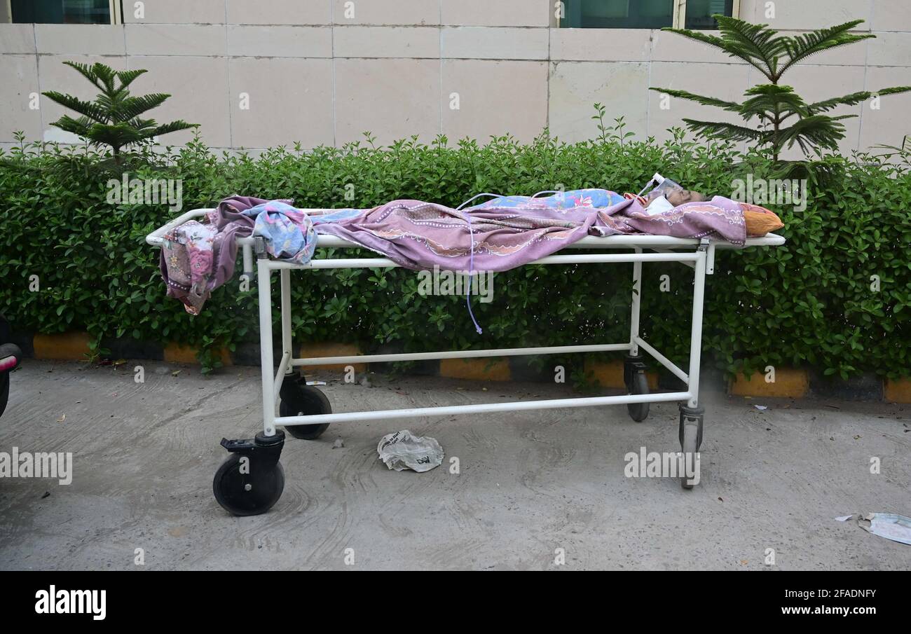 Allahabad, Uttar Pradesh, India. 23rd Apr, 2021. Prayagraj: Dead body ...