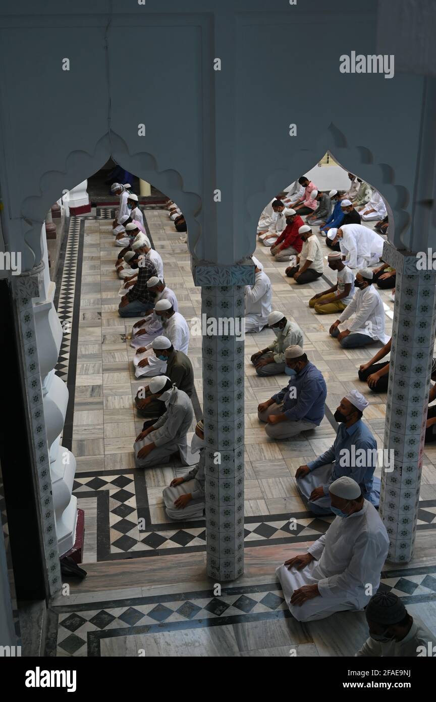 Prayagraj, Uttar Pradesh, India. 23rd Apr, 2021. Prayagraj: Muslim ...