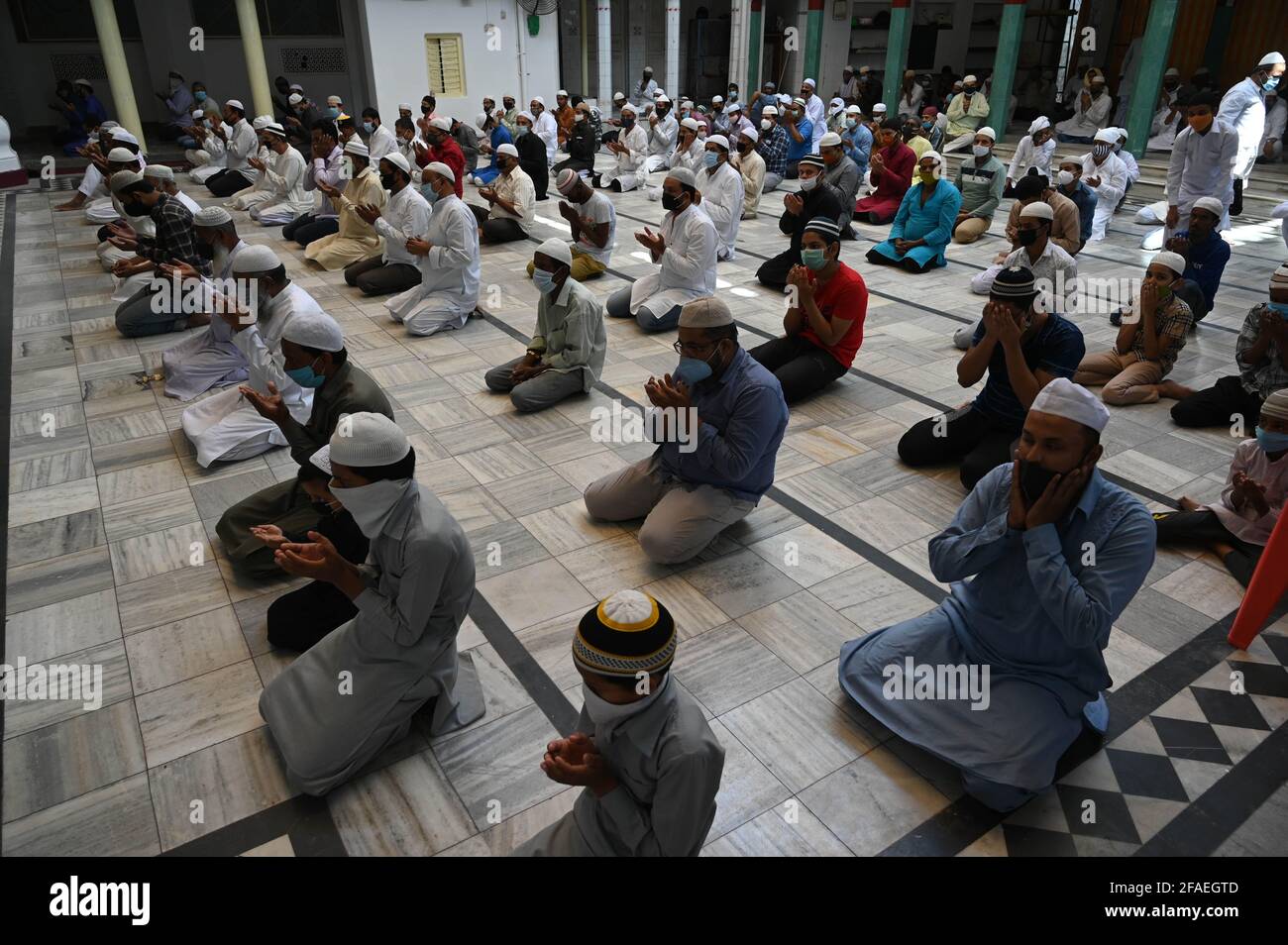 Prayagraj, Uttar Pradesh, India. 23rd Apr, 2021. Prayagraj: Muslim ...