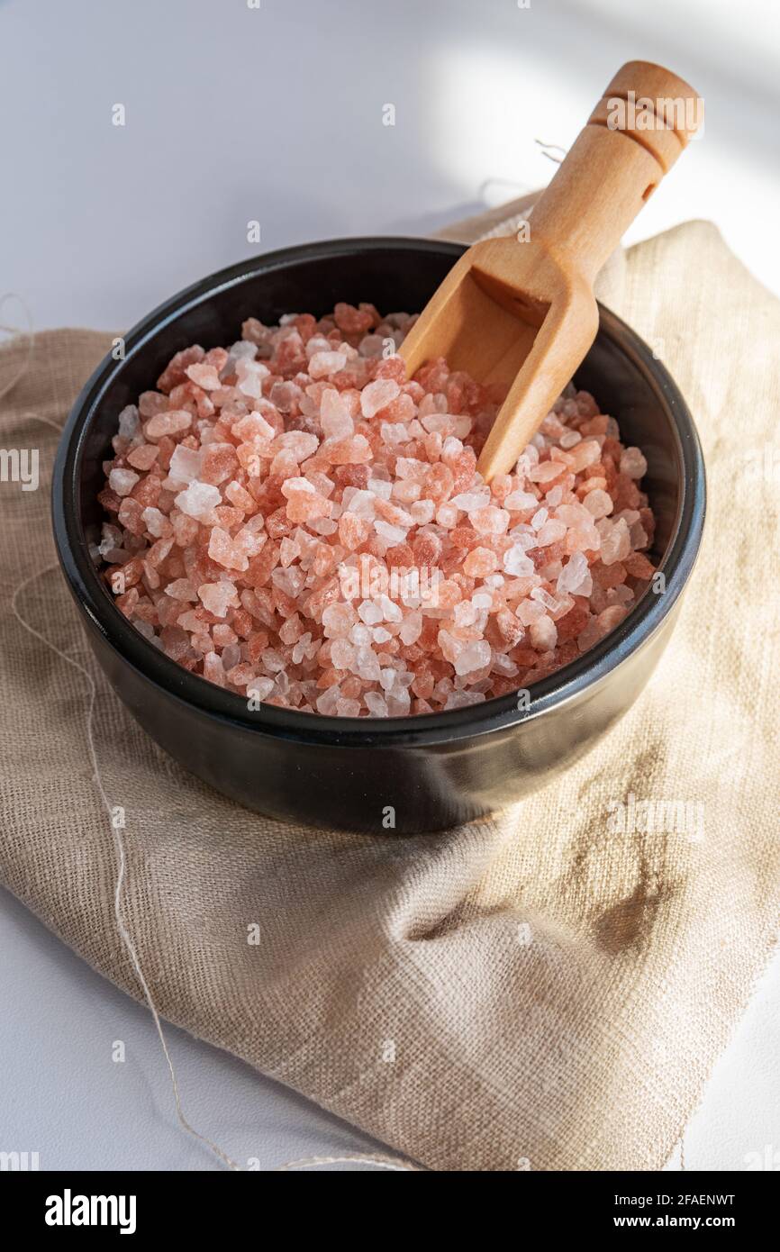 Natural himalayan salt in a black bowl Stock Photo - Alamy