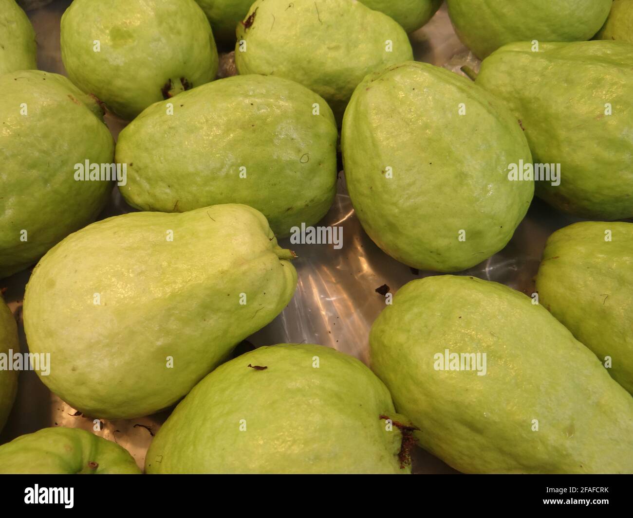 Pile fresh green guavas hi-res stock photography and images - Alamy