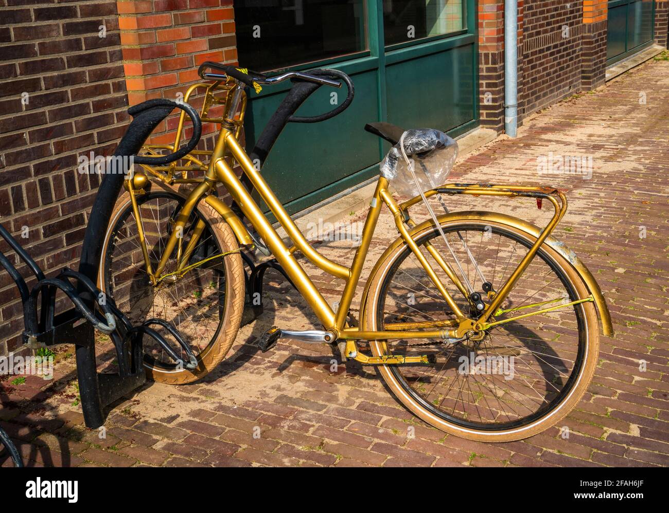 Close up of a gold colored bicycle Stock Photo - Alamy