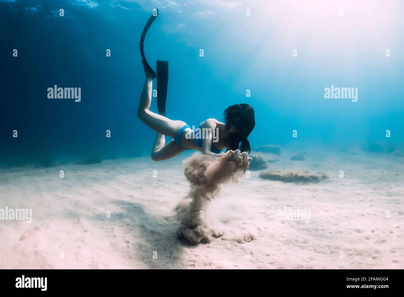 Woman freediving underwater holding hi-res stock photography and images ...
