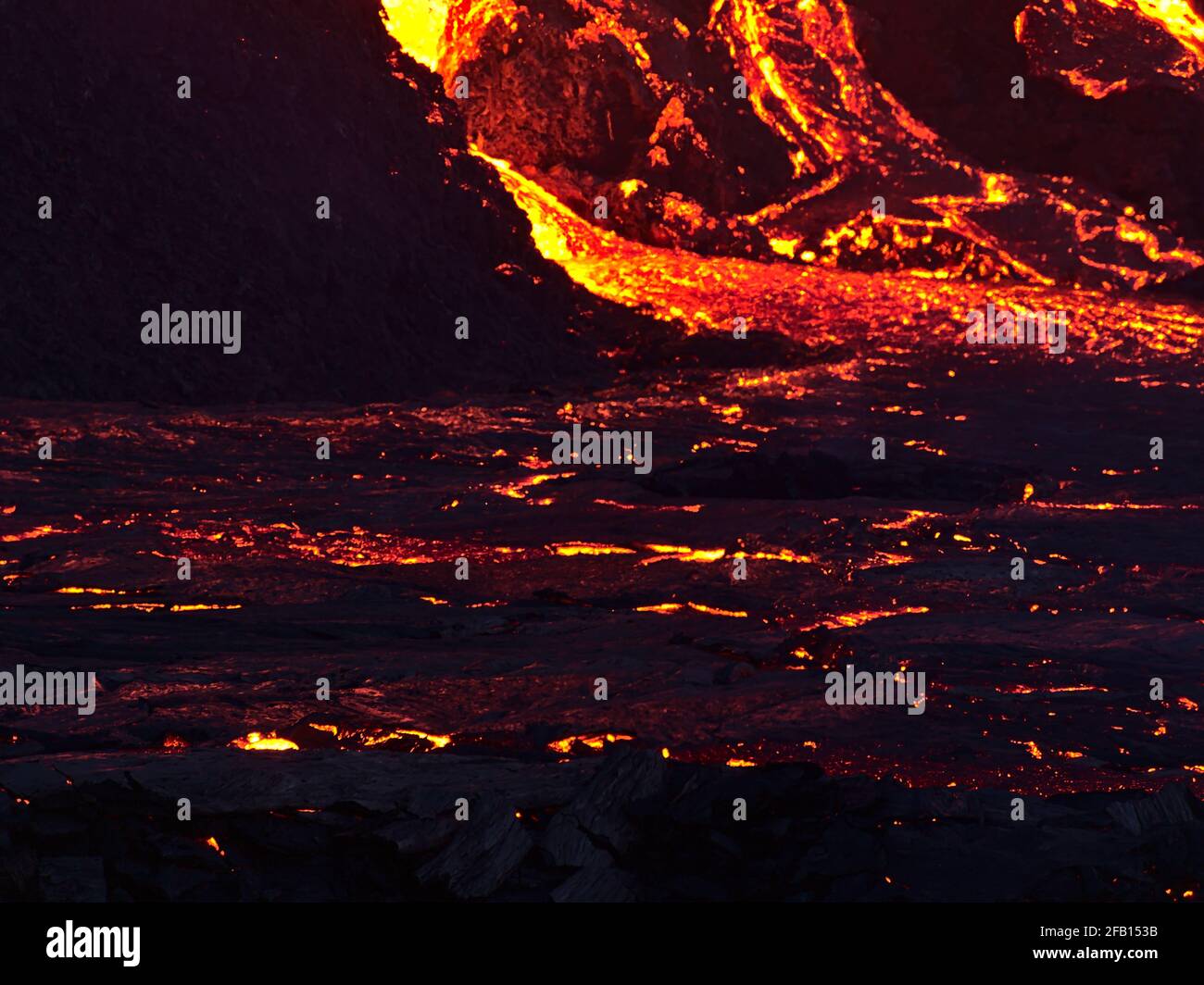 Impressive closeup view of volcanic eruption in Geldingadalir valley ...