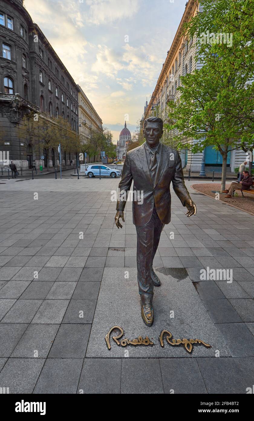Ronald Reagan Statue at Liberty square, Budapest Stock Photo - Alamy