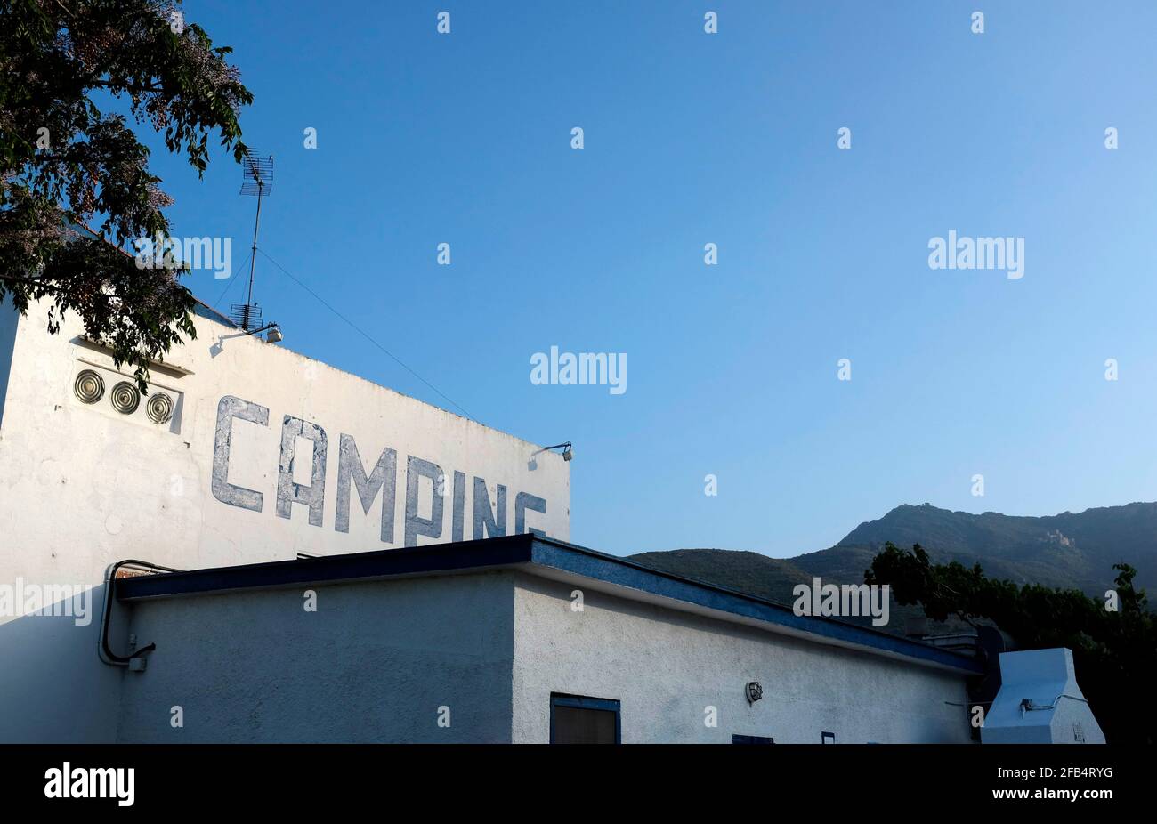 Building a campsite hi-res stock photography and images - Alamy