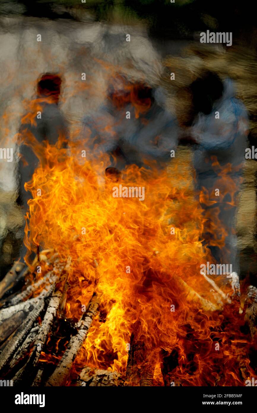 Delhi, India. 23rd Apr, 2021. A burning pyre of a Covid-19 deceased ...