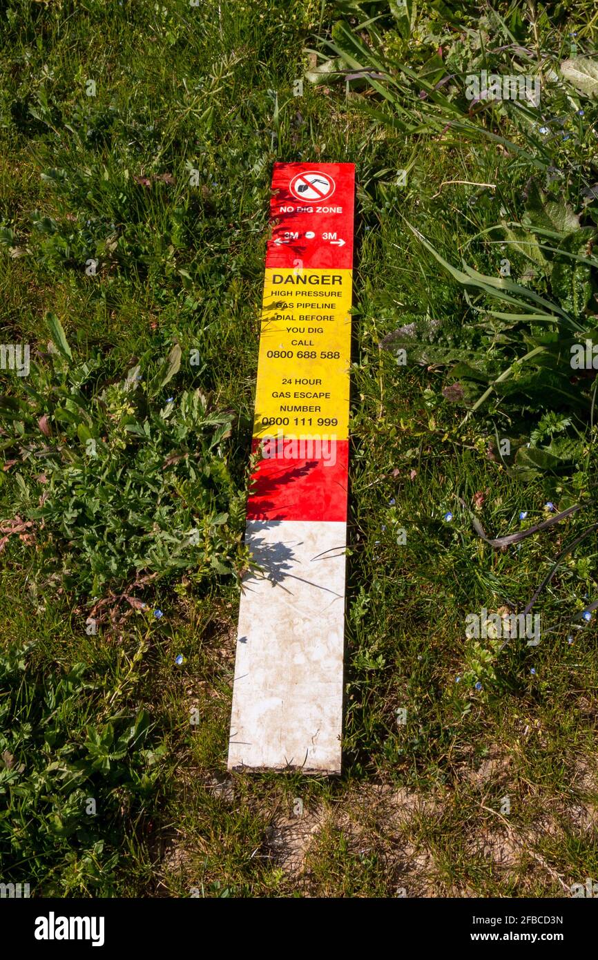 Gas pipeline warning sign hi-res stock photography and images - Alamy