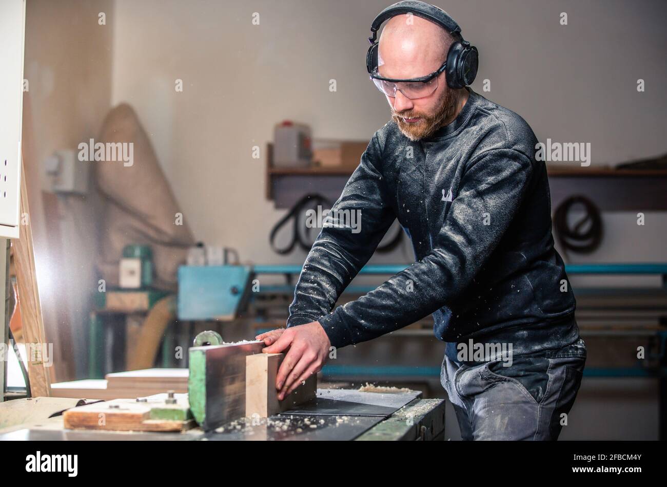 Joinery, woodworking and furniture making, professional carpenter ...