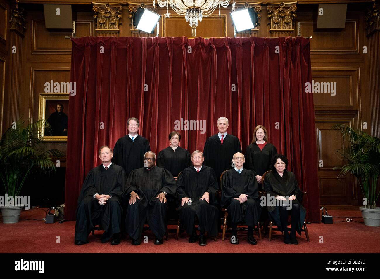 Supreme court group photo 2021 hi-res stock photography and images - Alamy