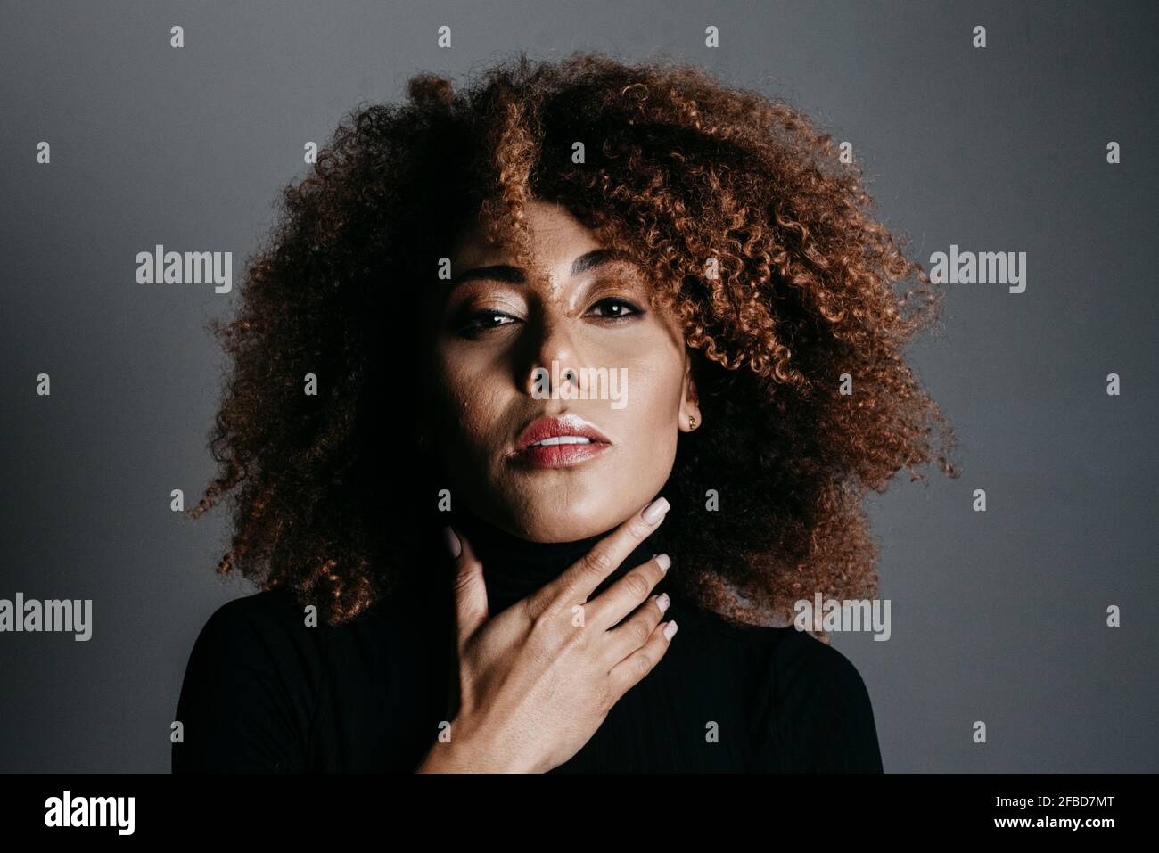 Black woman grey hair hi-res stock photography and images - Alamy