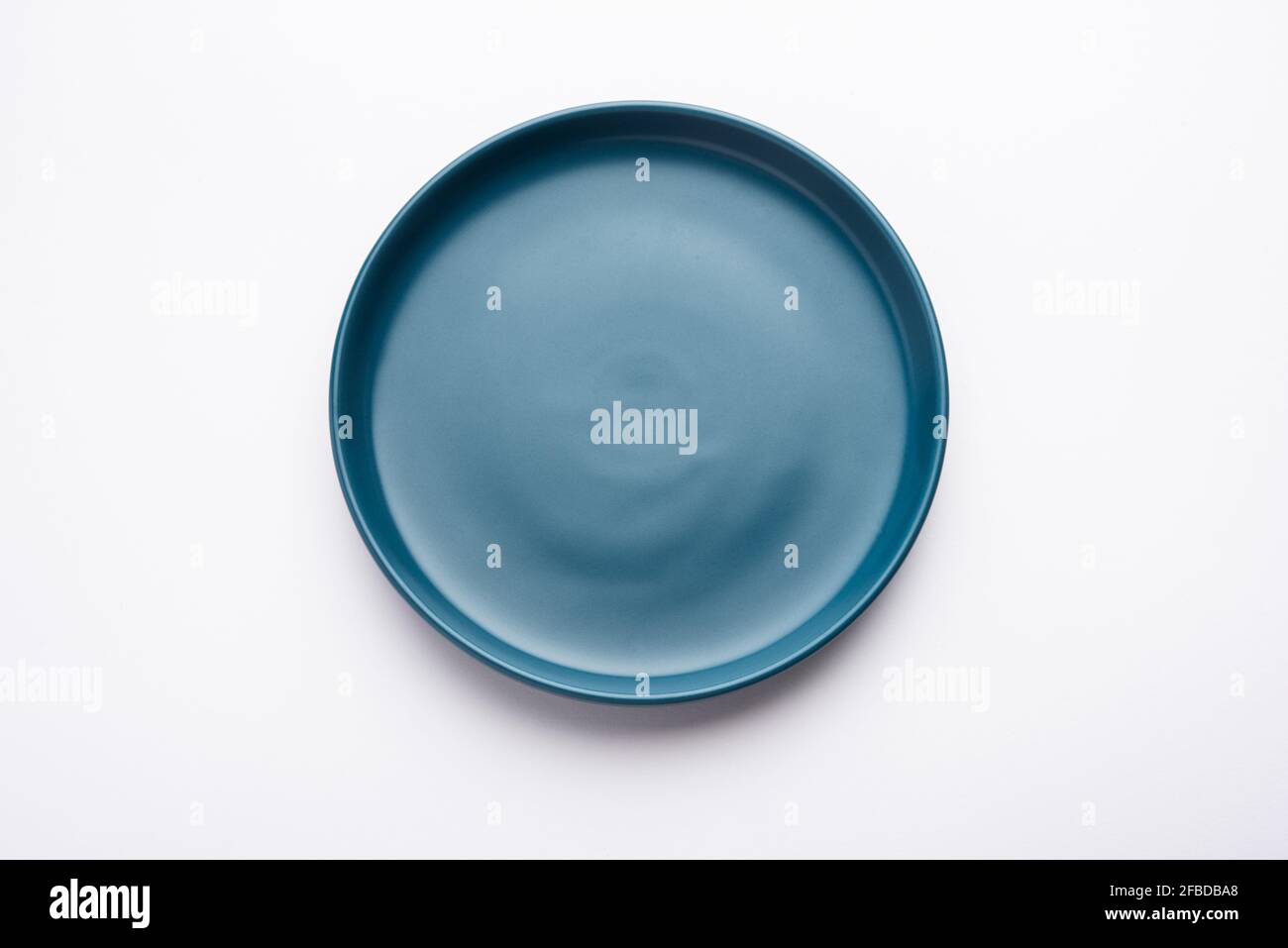 Empty green ceramic rectangular plate isolated on white background ...