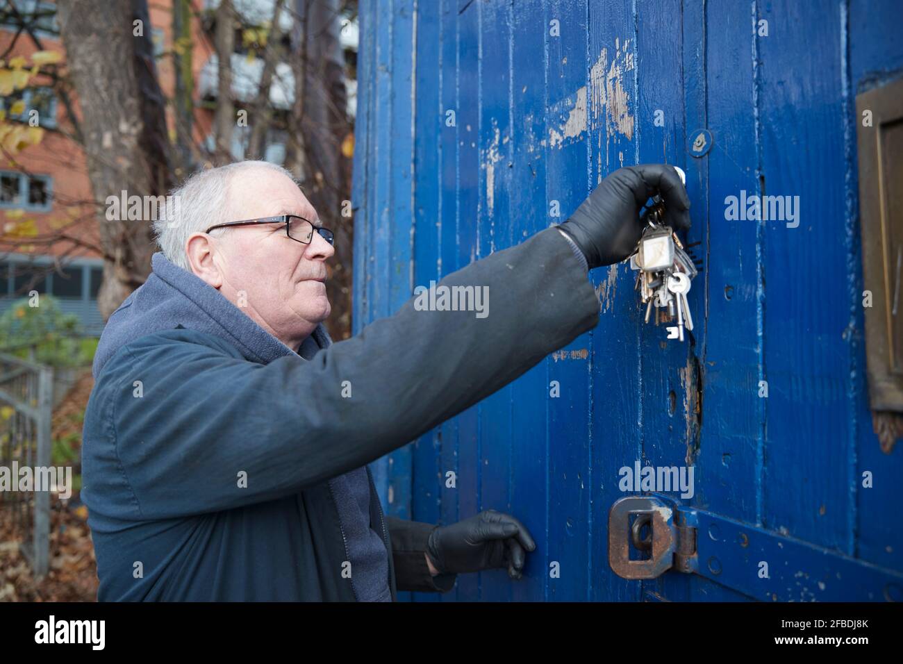 Mechanic garage door opening hi-res stock photography and images - Alamy