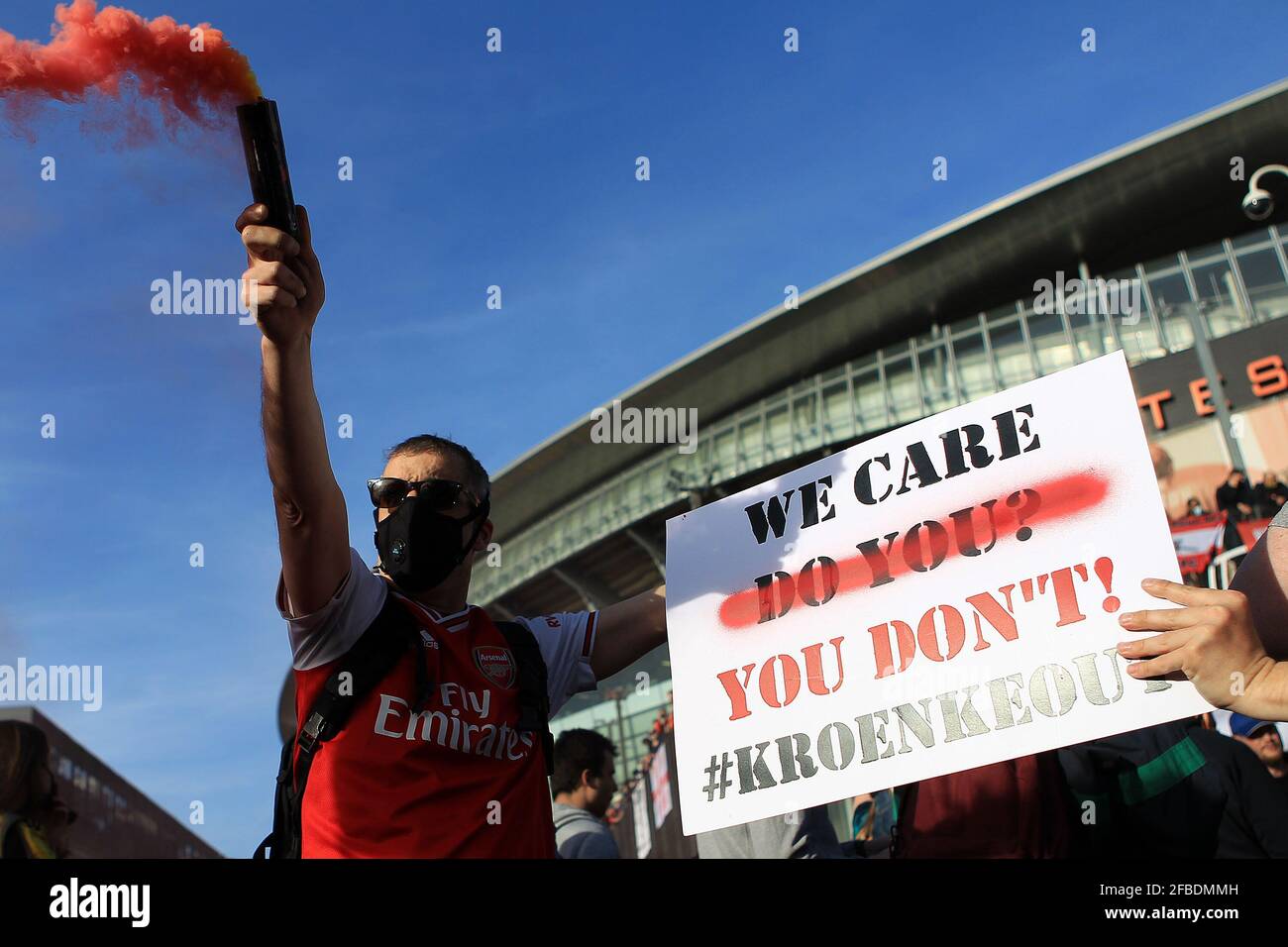 Arsenal fans banner emirates stadium hi-res stock photography and ...