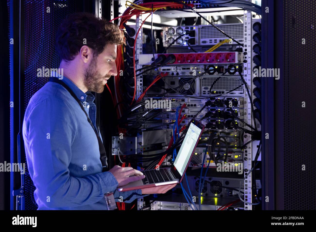 Data center support specialist image hi-res stock photography and ...