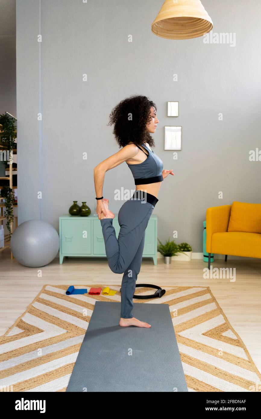 Yoga one leg hi-res stock photography and images - Alamy