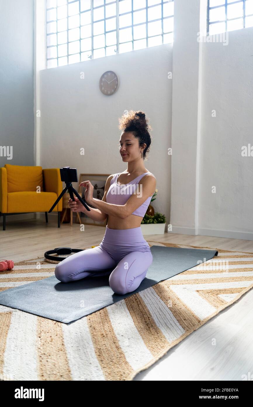 Filming using mobile phone hi-res stock photography and images - Alamy