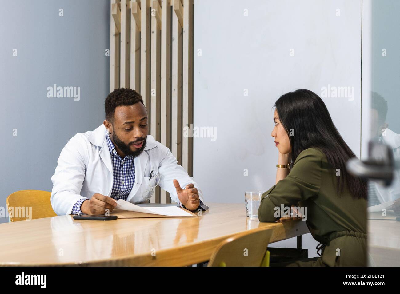 Asian female doctor advice hi-res stock photography and images - Alamy