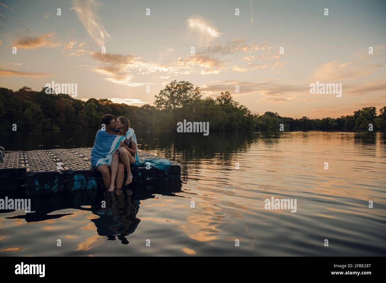 Young couple in bath kissing hi-res stock photography and images - Alamy