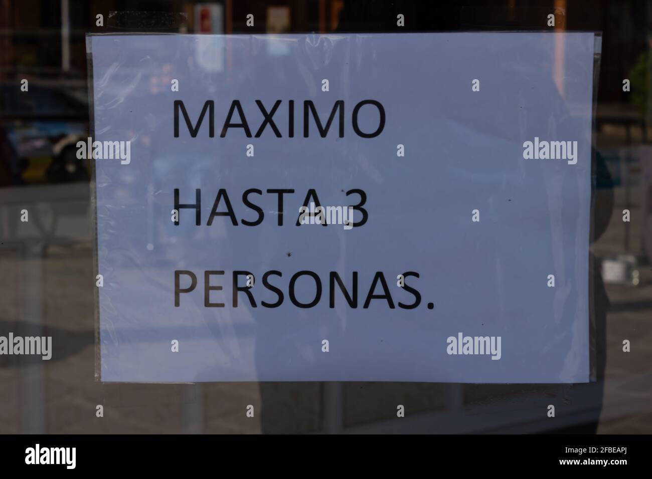 Sign indicating in spanish: maximum up to 3 people Stock Photo - Alamy