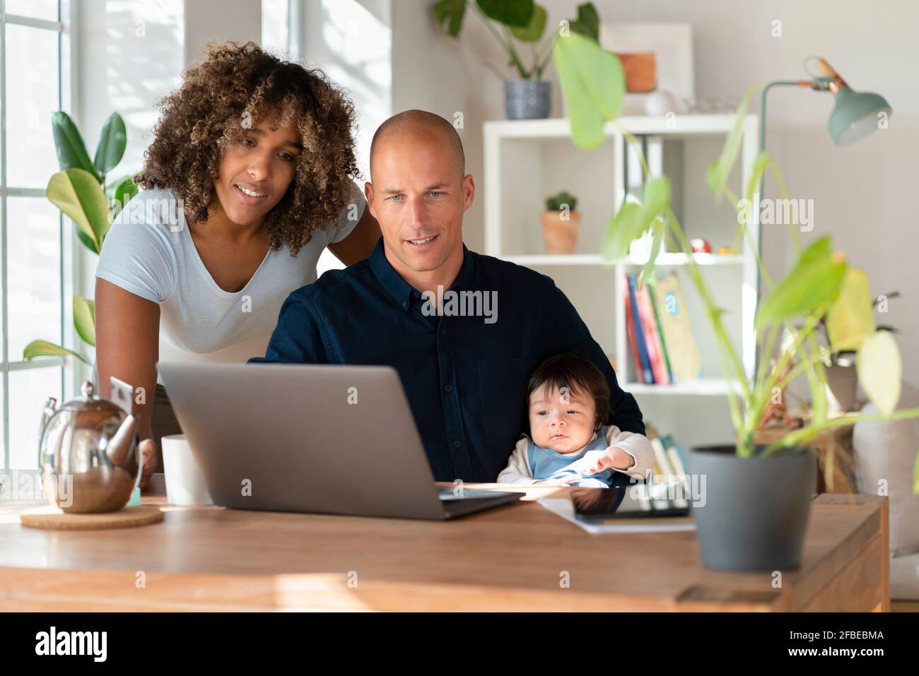 Father daughter looking laptop hi-res stock photography and images - Alamy