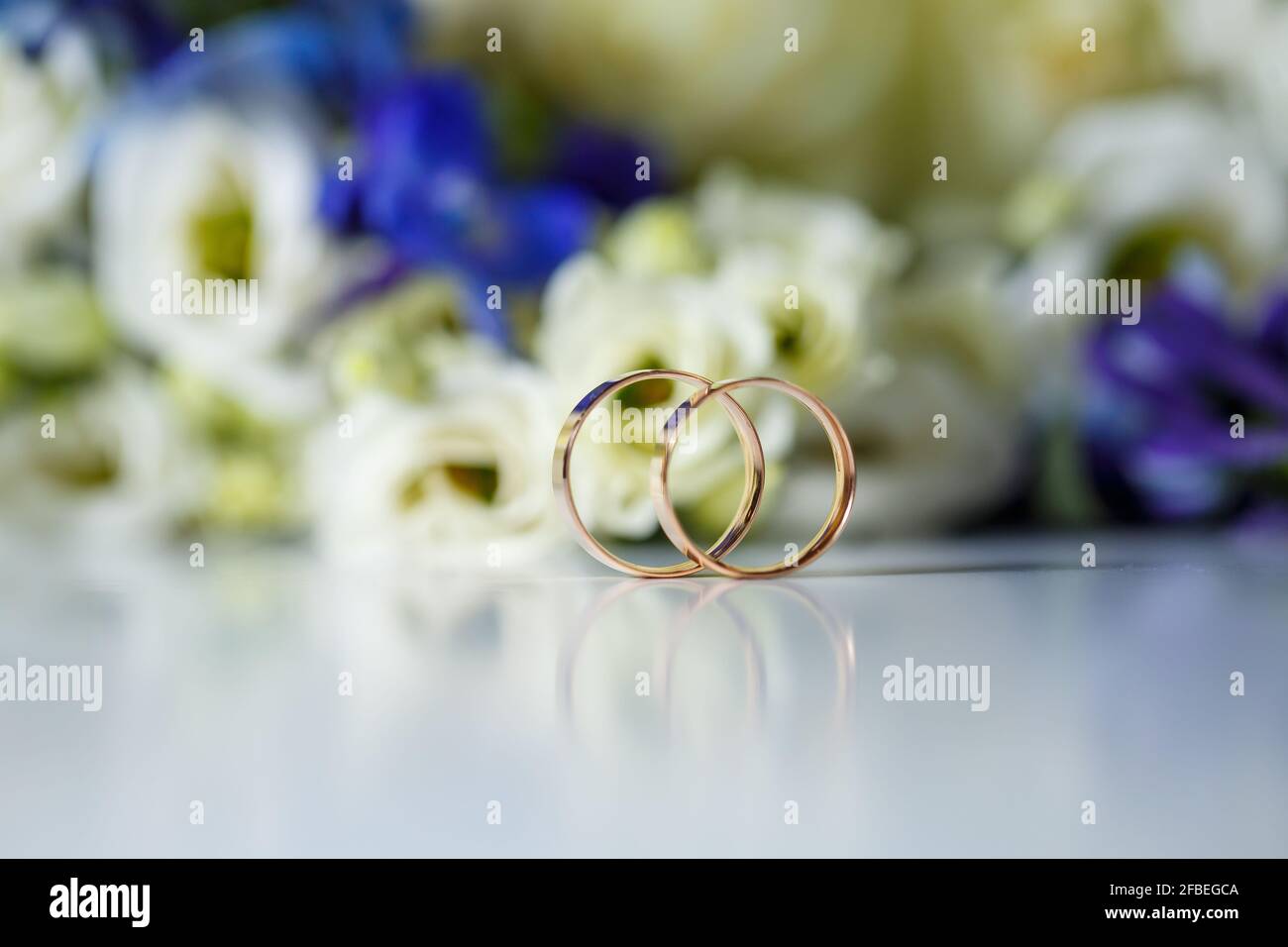 Wedding theme, beautiful wedding rings, bridal bouquet Stock Photo - Alamy
