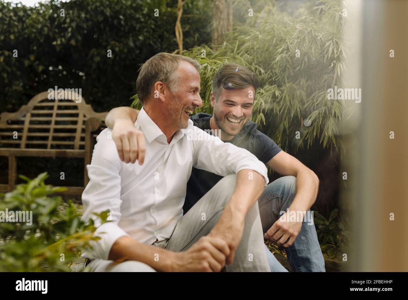 Family sitting around garden hi-res stock photography and images - Alamy