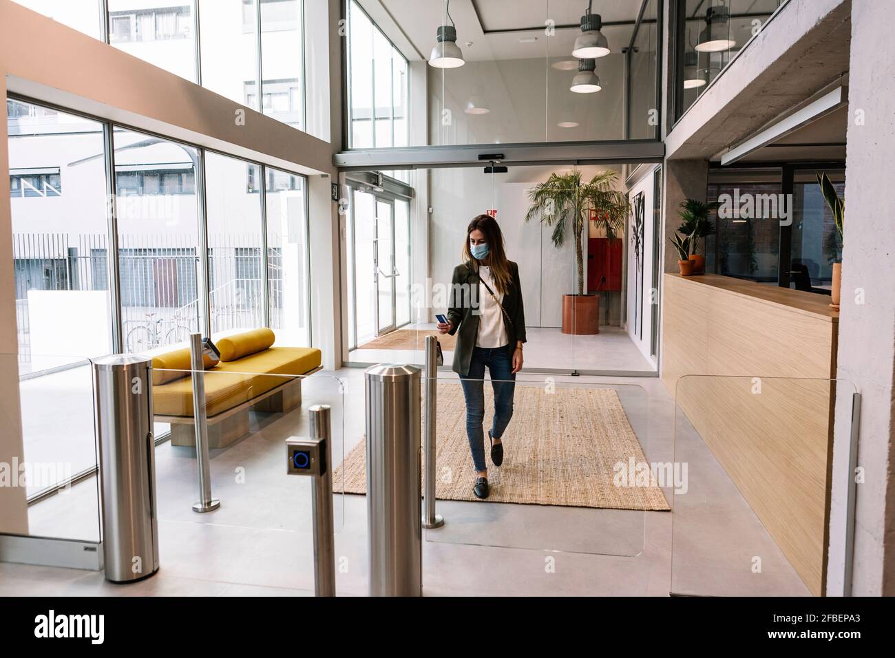 Turnstile office woman hi-res stock photography and images - Alamy